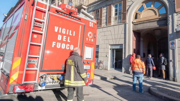 Bomba a mano esplode in via Nizza, ferito un operaio - La Stampa