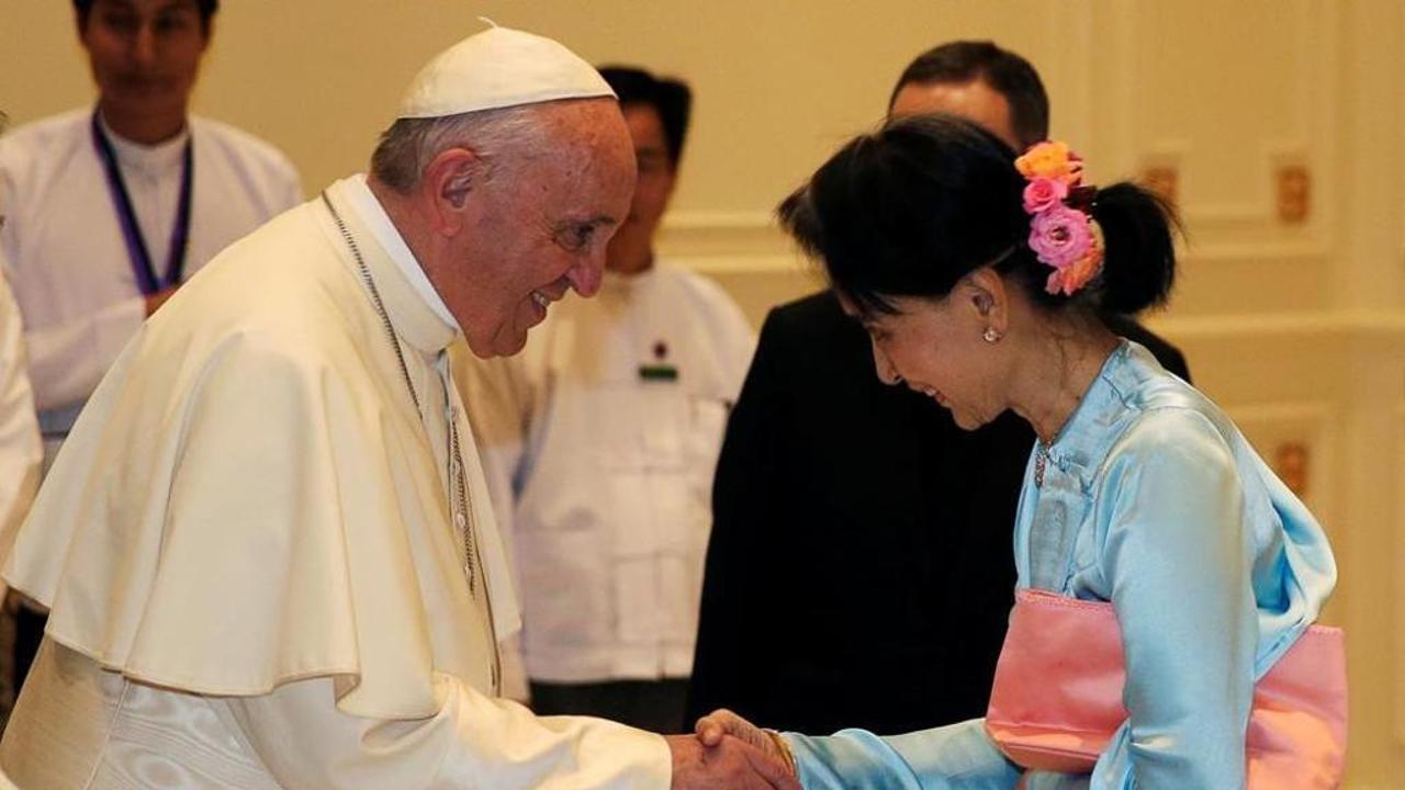 Francis meets Aung San Suu Kyi in the ghost city - La Stampa