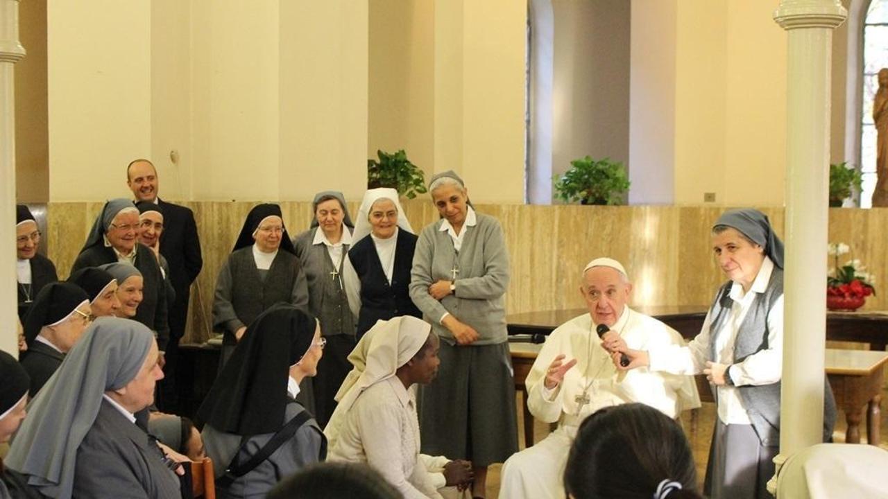 Aspettavano un prete, arriva il Papa. Sorpresa per le Suore della ...