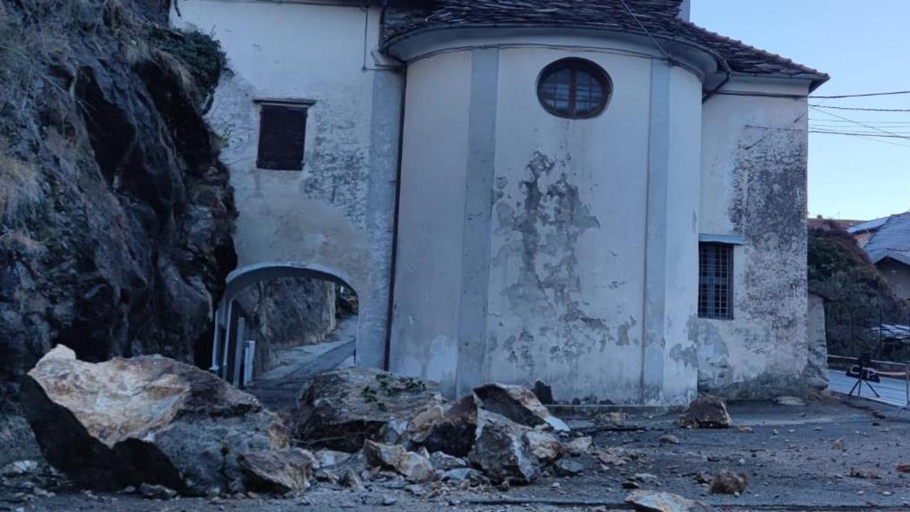 Pont Canavese, una pioggia di massi dalla montagna - La Stampa