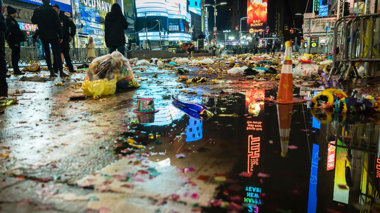 New York, tre agenti aggrediti a colpi di machete a Times Square ...