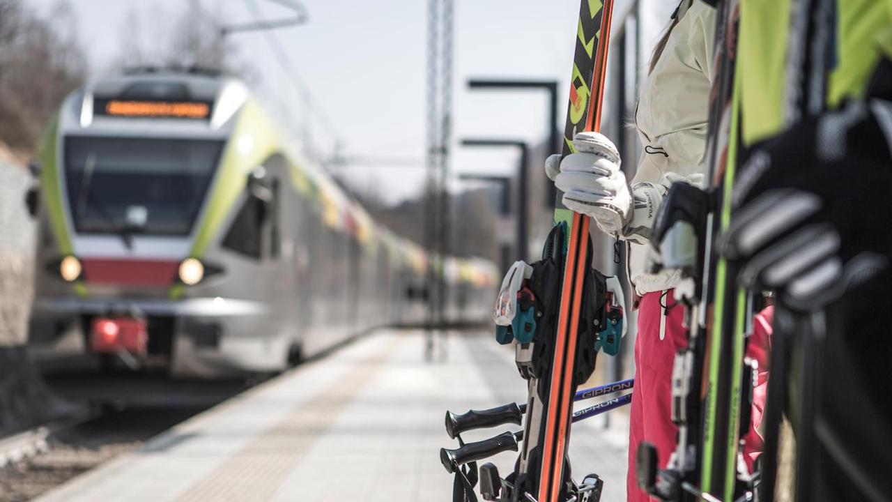Comodo, pratico, sostenibile: a sciare in treno, perché no? - La Stampa