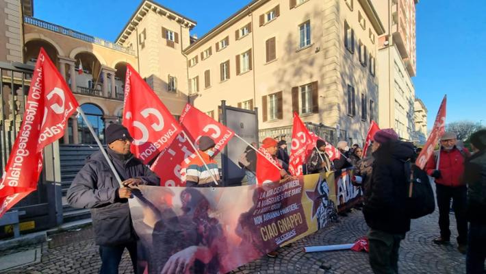 All’udienza preliminare per l’omicidio di Adil, i Sì Cobas protestano ...