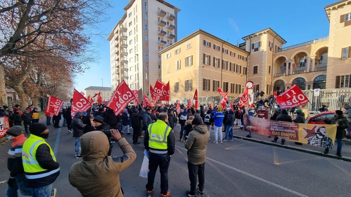 All’udienza preliminare per l’omicidio di Adil, i Sì Cobas protestano ...