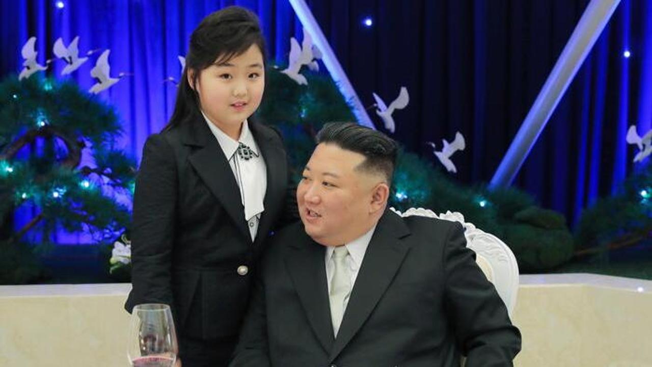 Corea del Nord, Kim Jong-un e le foto con la figlia: è lei l'erede ...