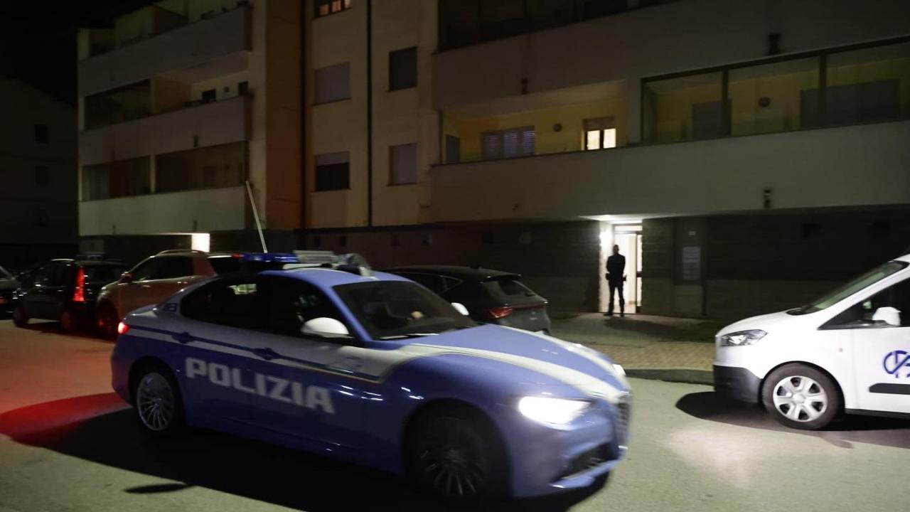Novara, pensionato spara alla moglie e al cane e poi si suicida - La Stampa