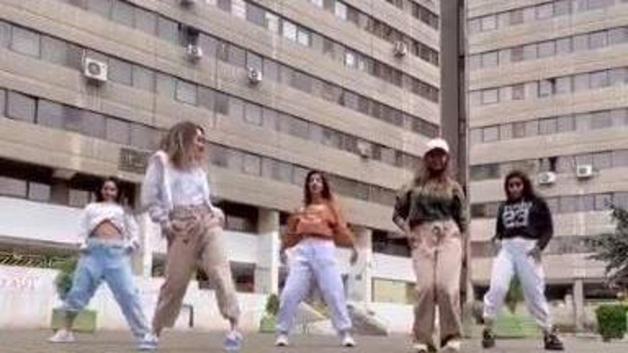 Iran, 5 ragazze ricercate per aver ballato in strada senza velo - La Stampa