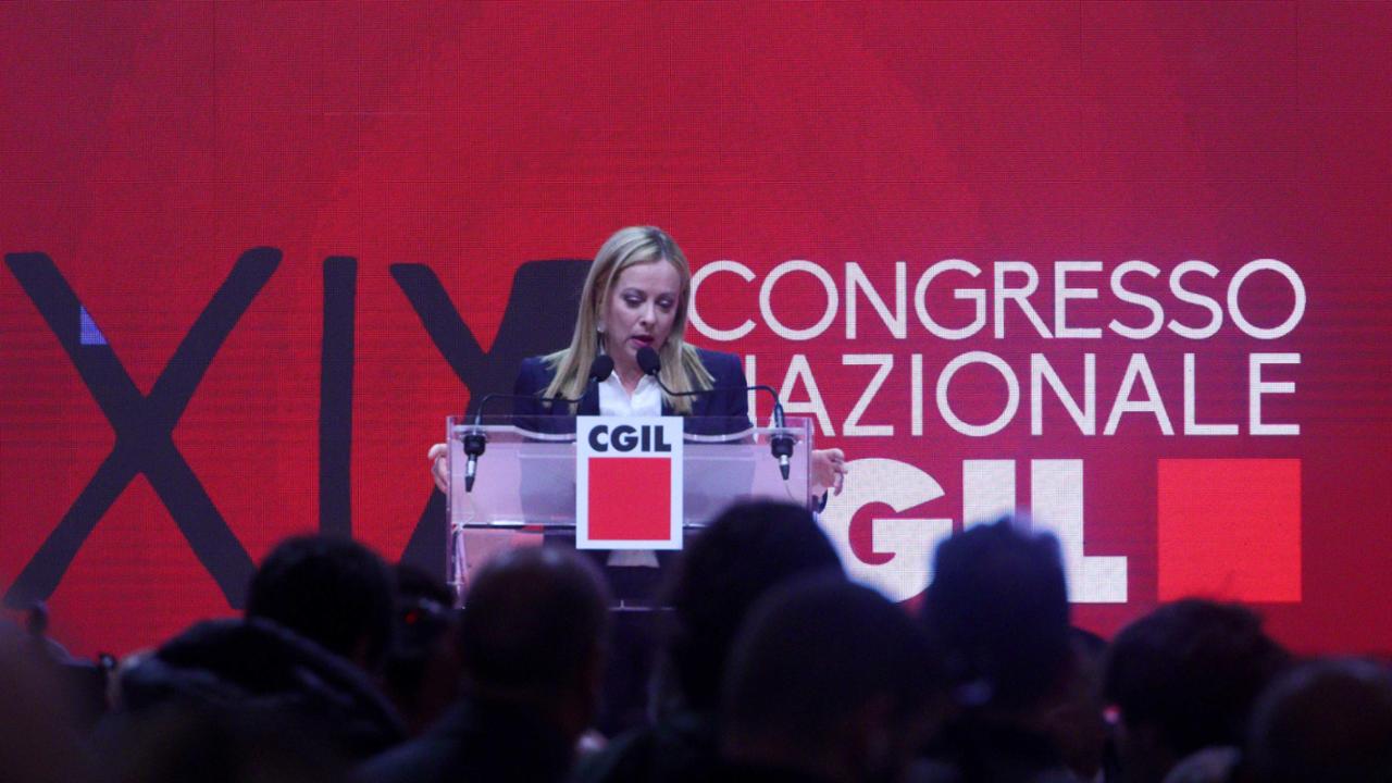 Meloni al Congresso Cgil di Rimini oggi: striscioni e peluche contro la ...