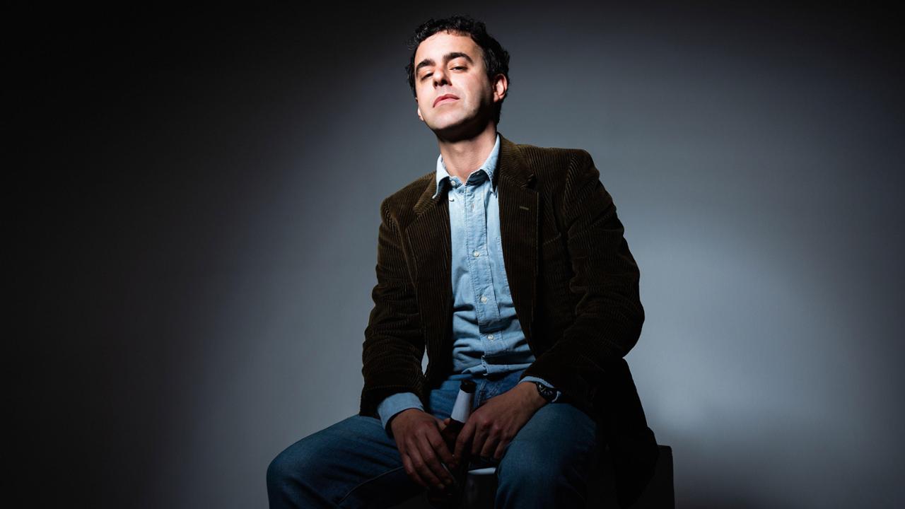 Lo stand-up comedian Luca Ravenna annuncia il tour “Red Sox”, tra le ...