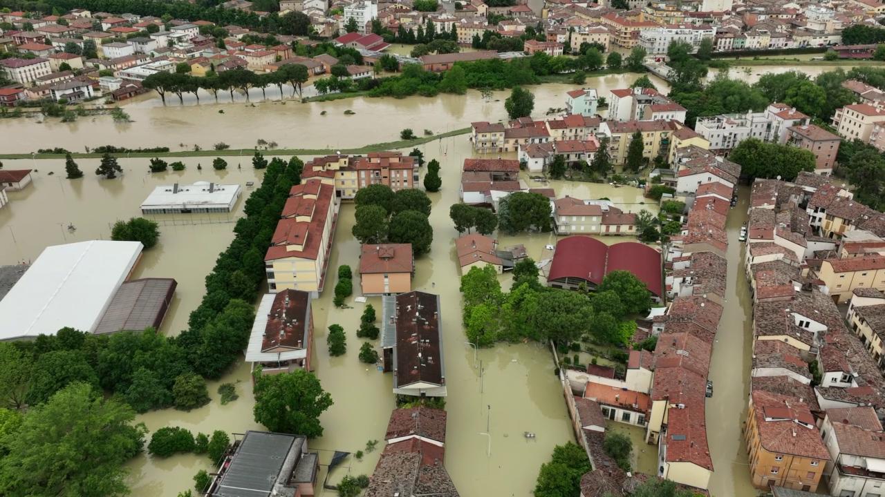 Faenza e il disastro dell'alluvione: tutte le strade sono sommerse dall ...