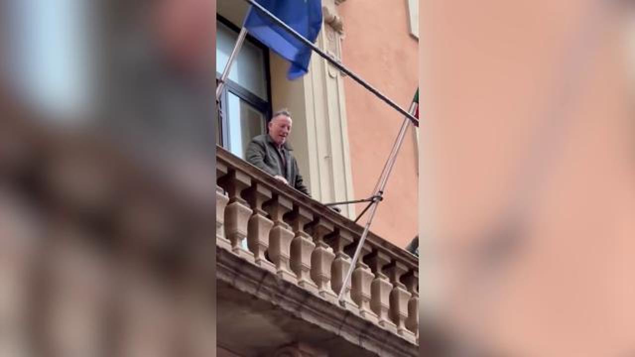 Bruce Springsteen saluta i fans dall'hotel a Bologna - La Stampa