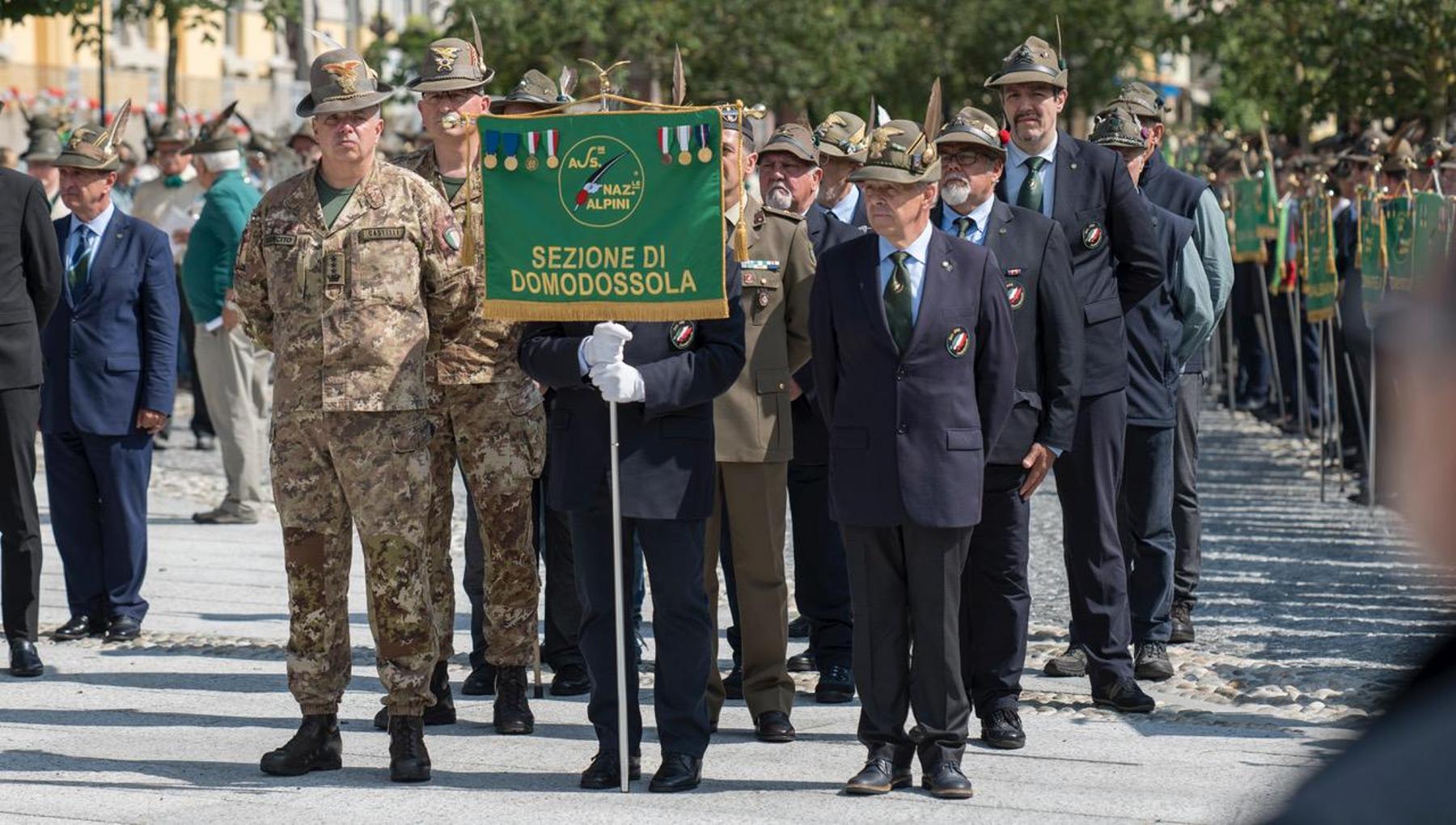 Domodossola, la domenica di sfilate delle penne nere - La Stampa