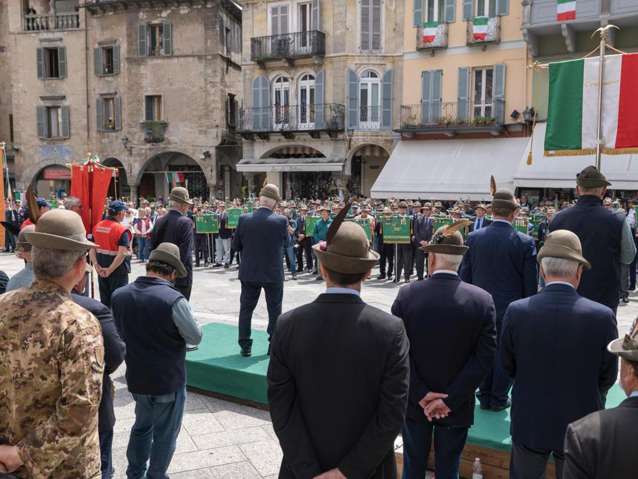 Domodossola, la domenica di sfilate delle penne nere - La Stampa