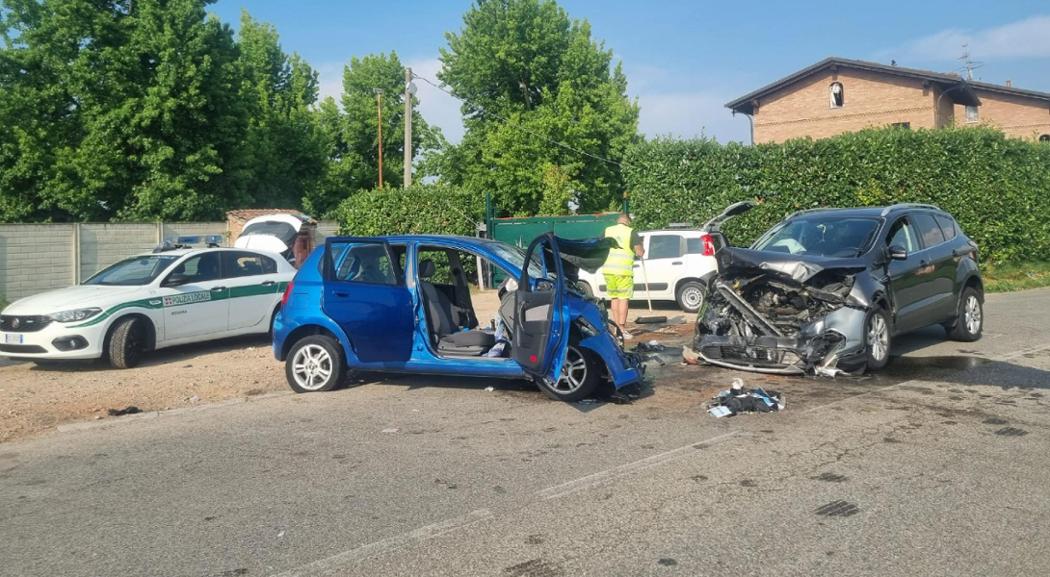 Scontro tra due auto sulla strada provinciale per Biandrate: tre feriti ...