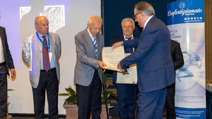 Premiato a 92 anni il barbiere di Domodossola Antonio Prevosti: “Sono ...