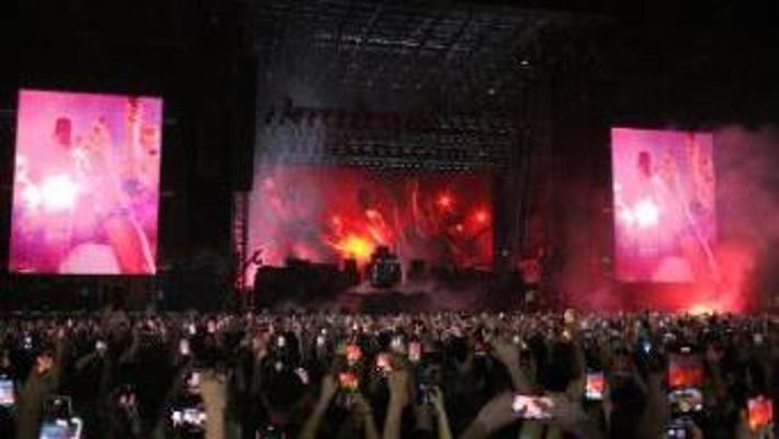 Concerto Travis Scott, ragazzo si arrampica per vedere il palco gratis ...