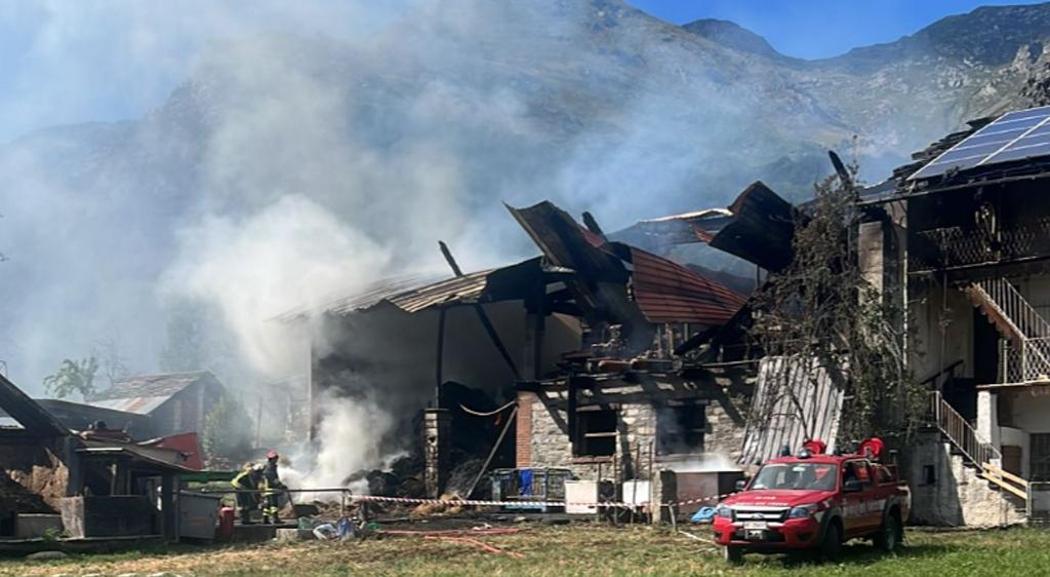 Incendio a Valchiusa: distrutto un cascinale, morti gli animali - La Stampa