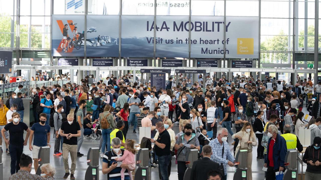 IAA 2023: le sorprese arrivano dagli Usa, Tesla e l'attrice Natalie ...