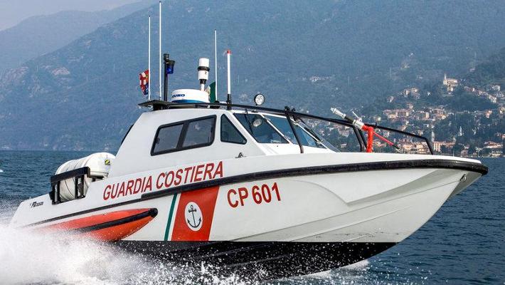 Salerno, si tuffa e muore dilaniato tra le eliche di una barca - La Stampa
