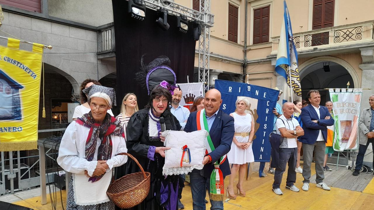 A Borgomanero la Sciora Togna in questi giorni è padrona assoluta della ...