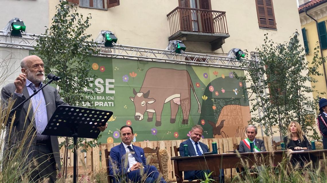 Il ministro Lollobrigida a Cheese: “Si utilizzi il latte delle mucche ...
