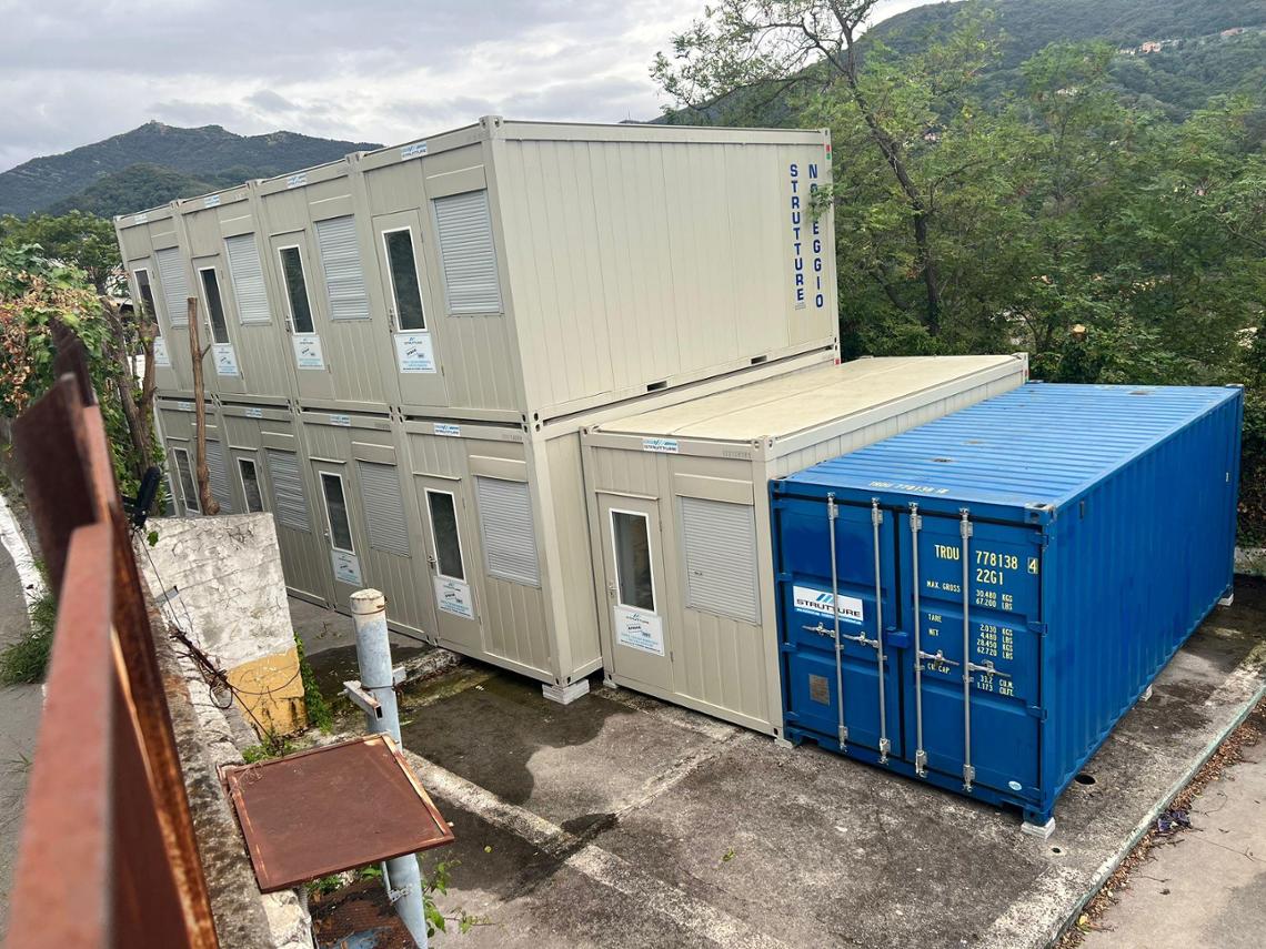 Genova, la “gabbia” per i ragazzini migranti: otto container fra una ...