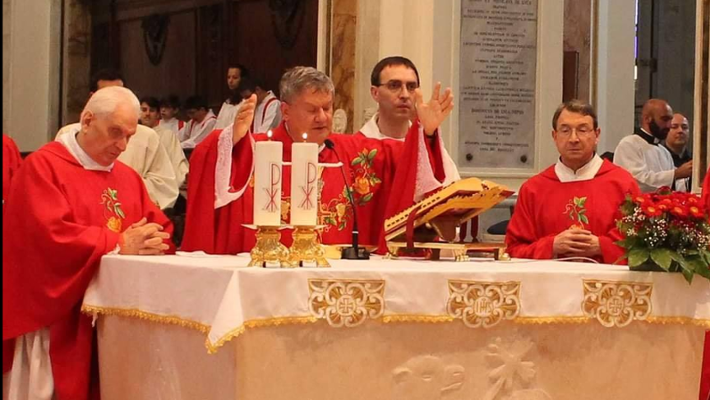 Bufera in chiesa nel napoletano don Tommaso annuncia la messa per il ...