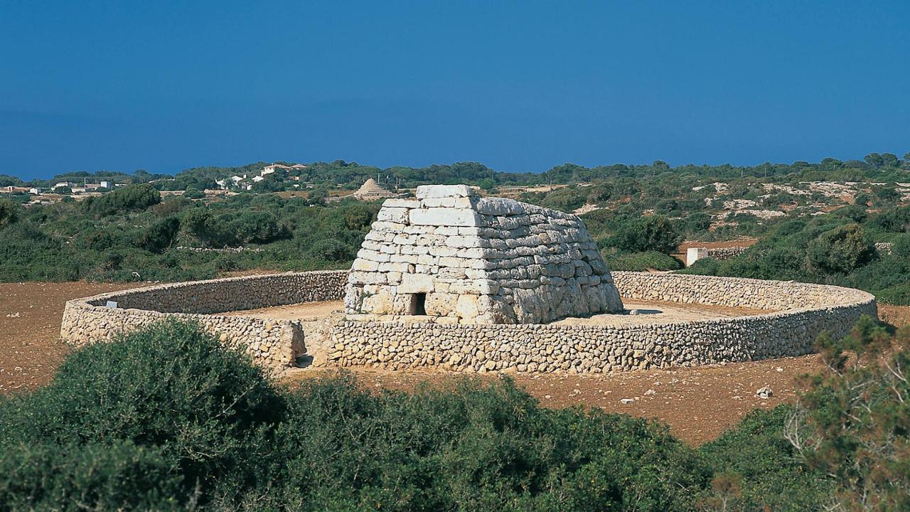 Minorca, alla scoperta dell'edificio più antico d'Europa - La Stampa