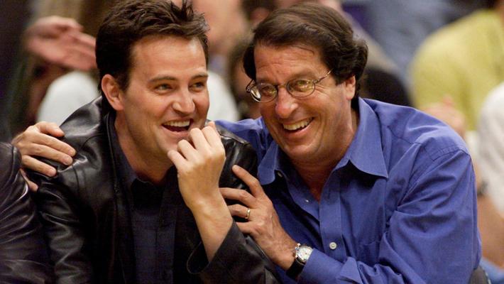 Morto annegato Matthew Perry, l'attore Chandler in Friends: aveva 54 ...
