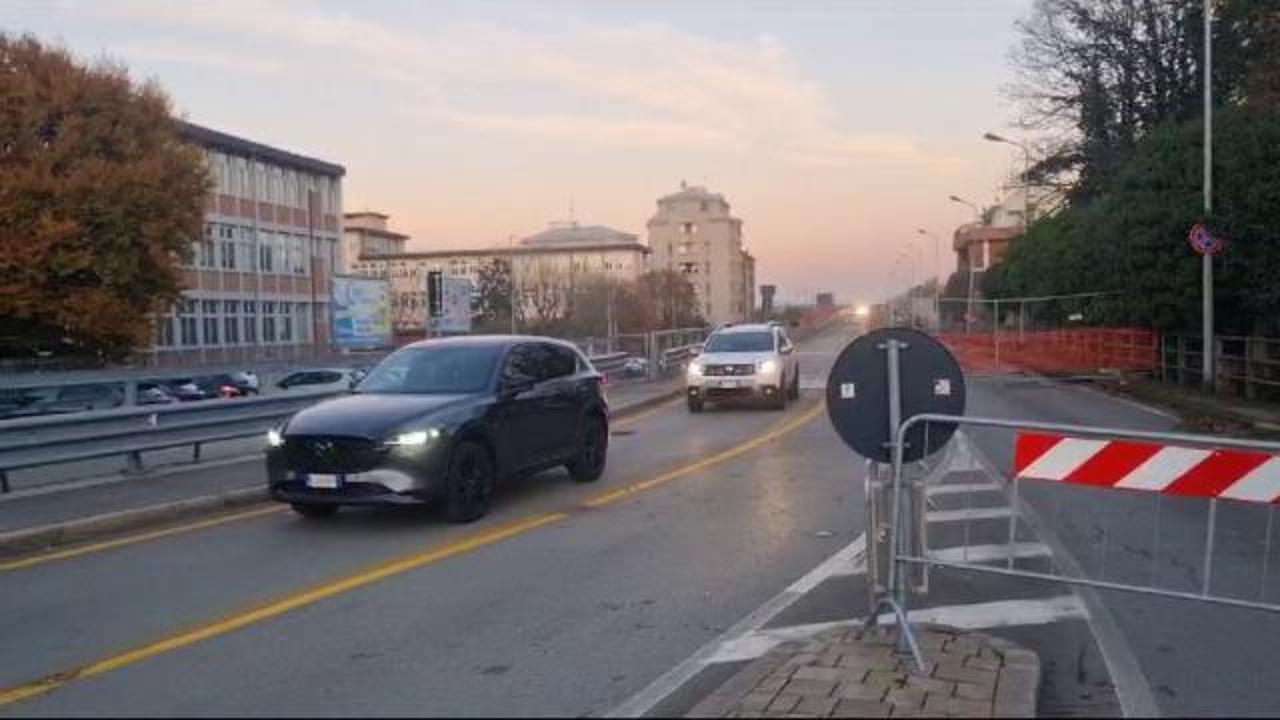 Novara, le prime auto transitano sul cavalcavia 25 aprile: il video ...