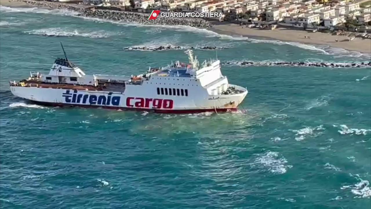 Sicilia, nave arenata: le operazioni di recupero - La Stampa