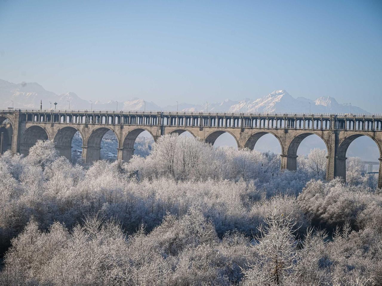 La pianura e le montagne attorno a Cuneo dopo la nevicata che anticipa ...