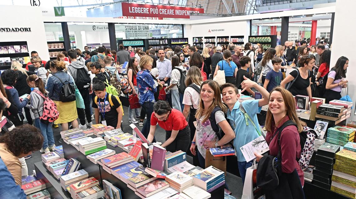 Nel 2023 aumenta il numero di chi si avvicina a un libro, ma cala la ...
