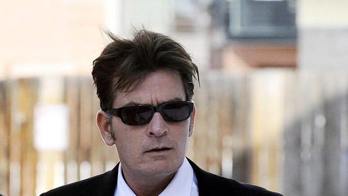 L’attore Charlie Sheen assalito in casa da una donna a Malibu - La Stampa