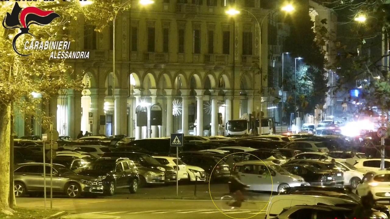 Aggredisce e rapina di 35 euro un giovane di Genova, bloccato durante ...