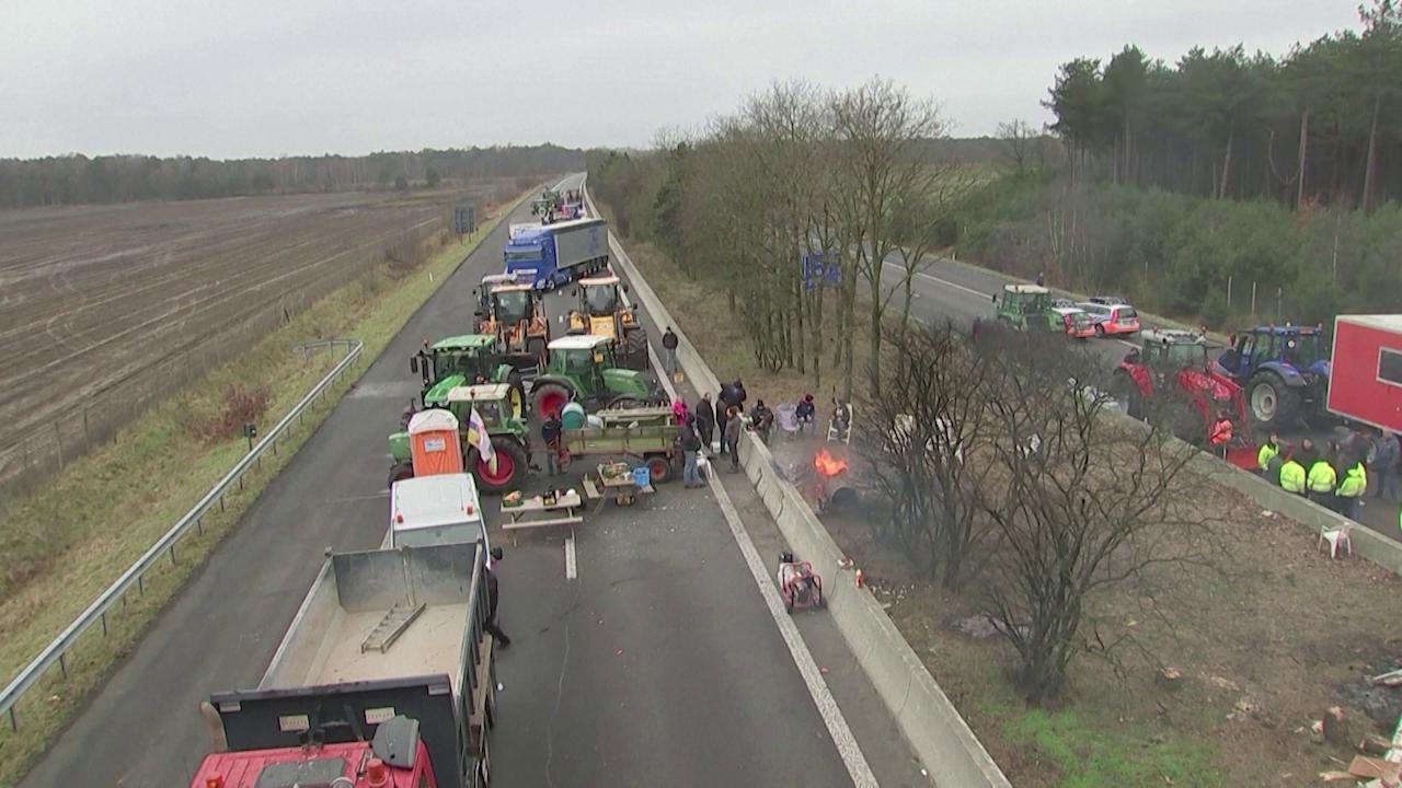 Belgio, i 'trattori' olandesi si uniscono a quelli belgi al confine ...