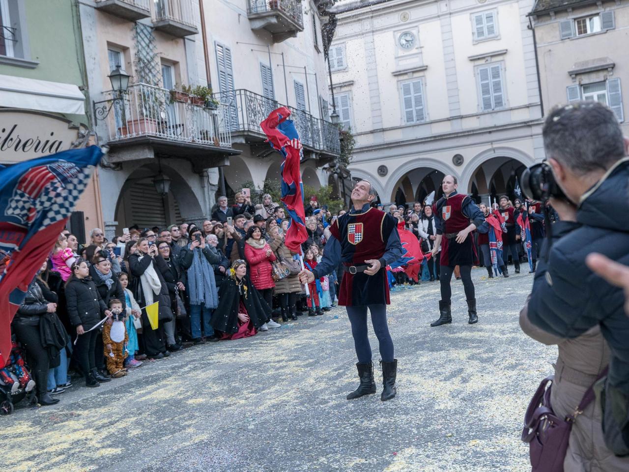 Domodossola, festa in piazza con il matrimonio di Carnevale del Togn e ...