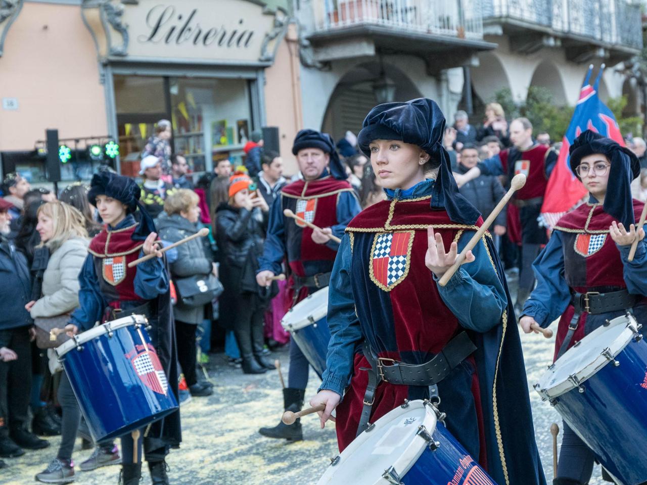 Domodossola, festa in piazza con il matrimonio di Carnevale del Togn e ...