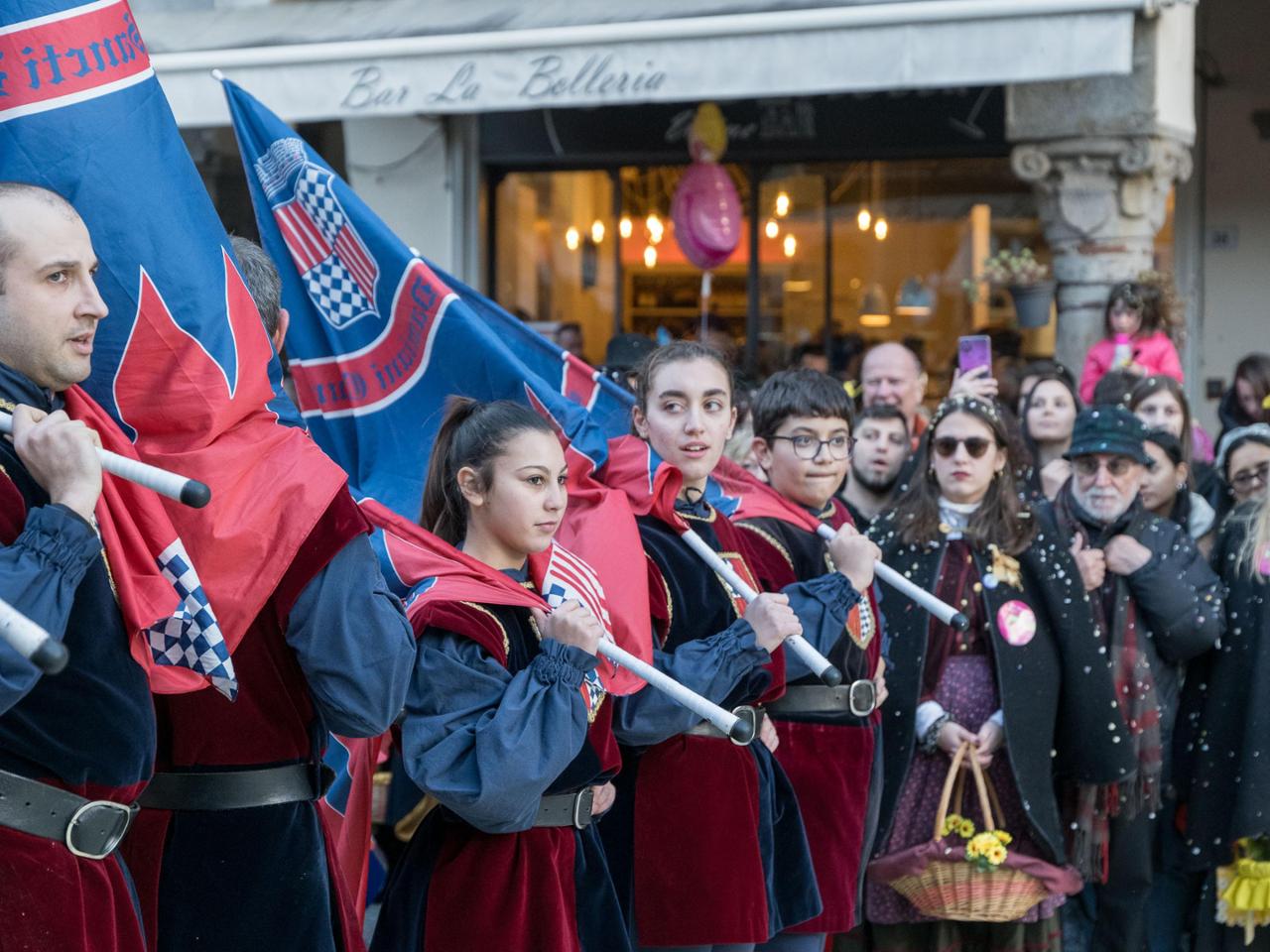 Domodossola, festa in piazza con il matrimonio di Carnevale del Togn e ...