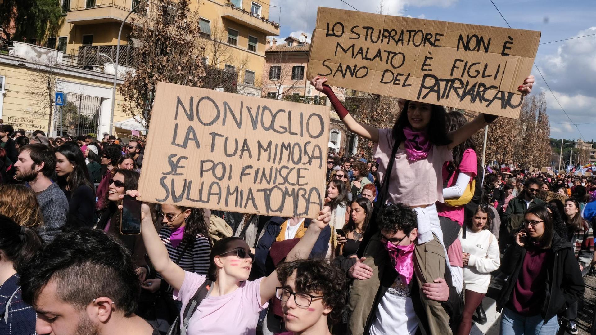 Roma, “Non mimose ma megafoni”: sfila il corteo di Non una di meno ...