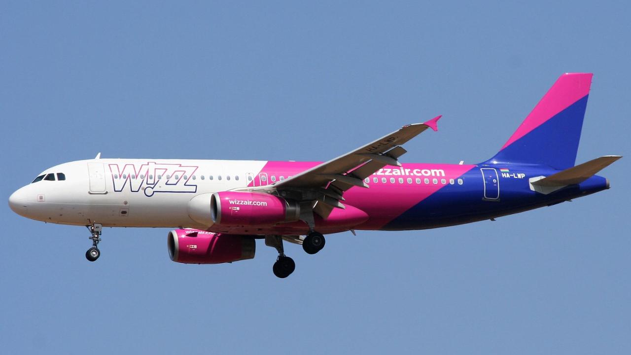 Partorisce sul volo Amman-Londra della Wizz Air: atterraggio di ...