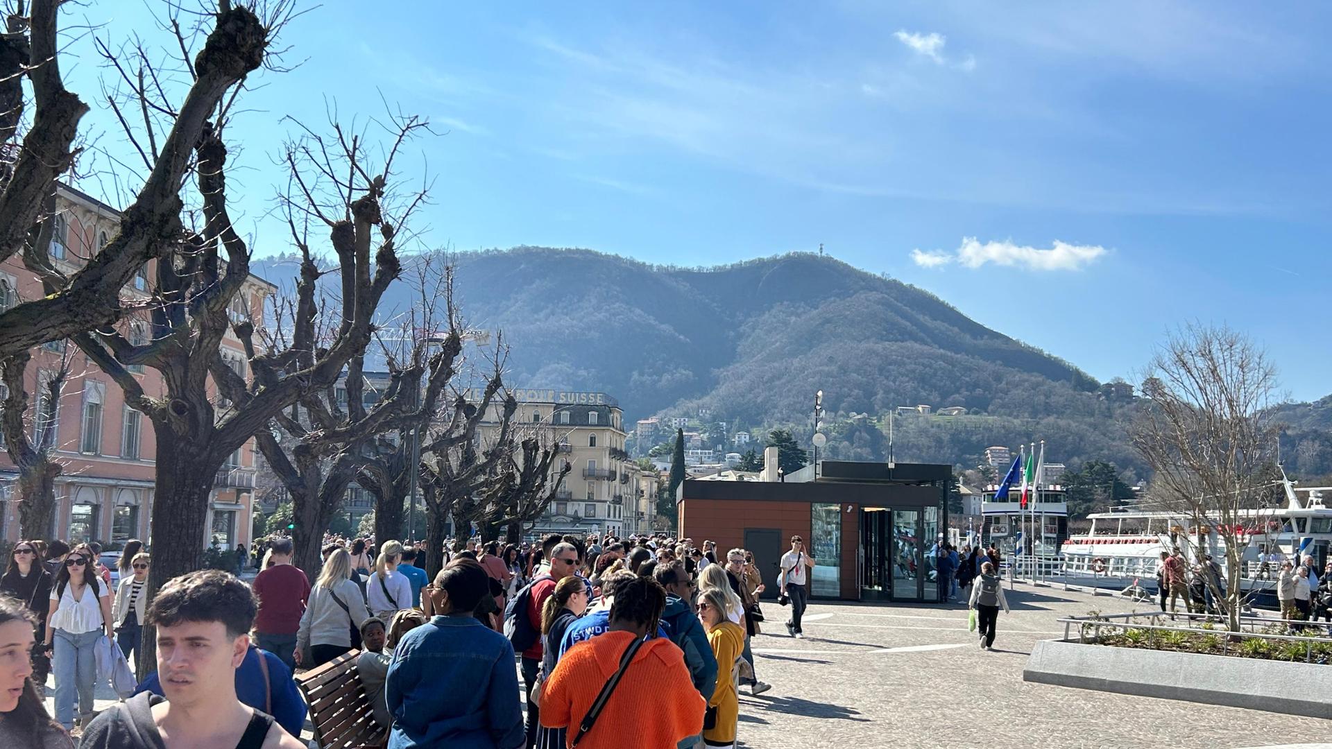 Lago di Como, boom di turisti: lunghe code per battelli e bus - La Stampa