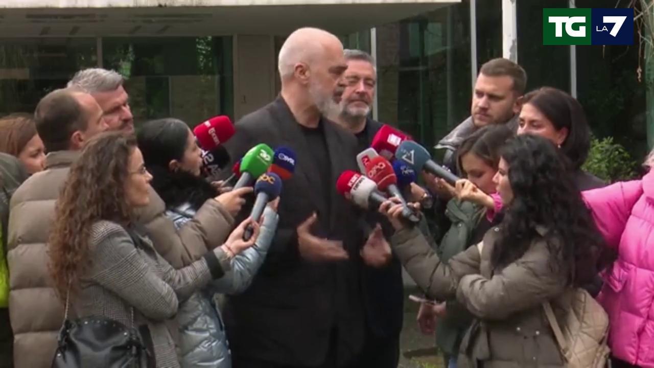 Albania, premier Edi Rama spinge giornalista - La Stampa