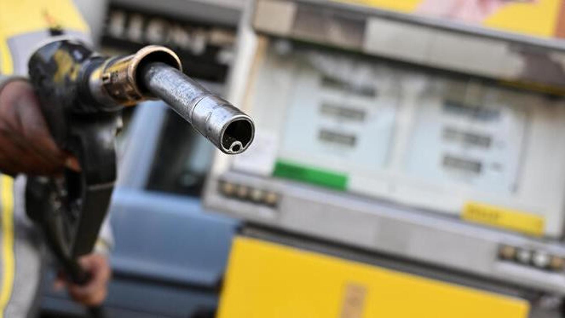 Prezzi benzina ai massimi per la prima volta dopo 6 mesi - La Stampa