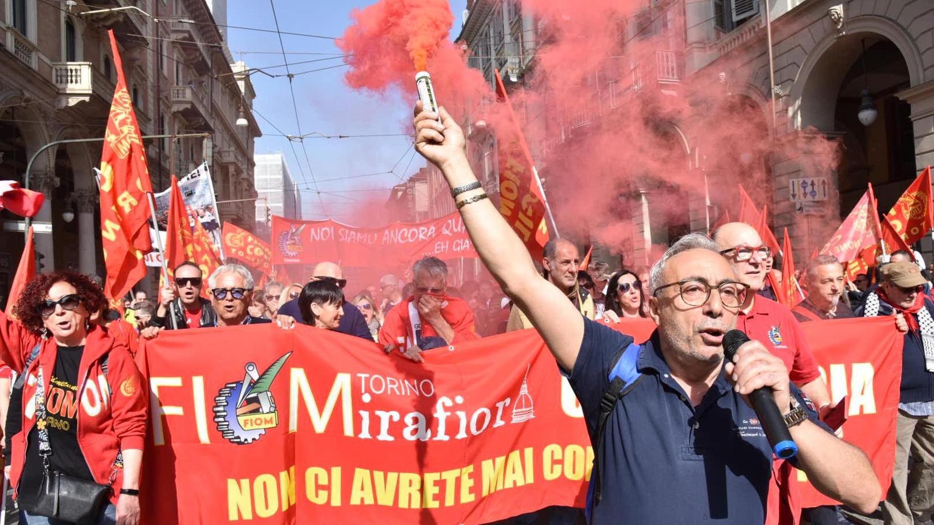 Torino, corteo per Mirafiori oggi: gli aggiornamenti in diretta - La Stampa