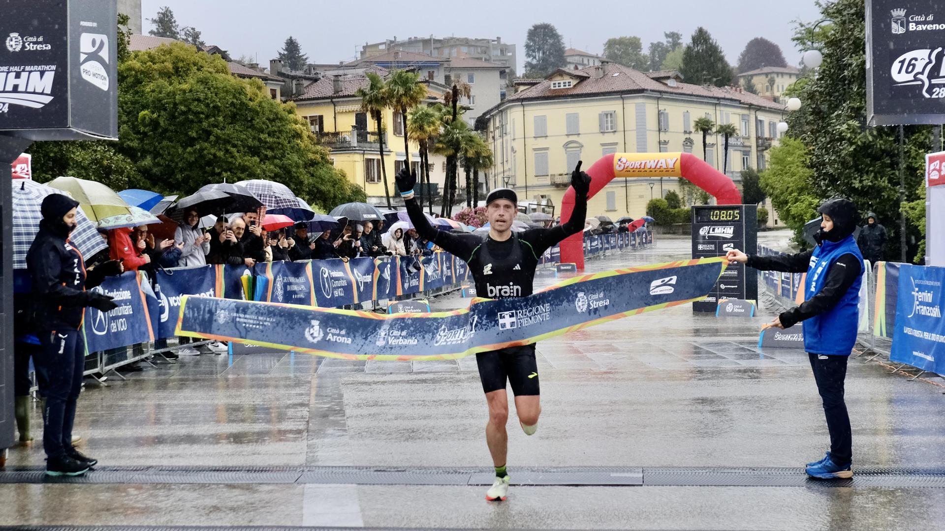 Luca Ronchi vince “in casa” la mezza maratona del Lago Maggiore - La Stampa