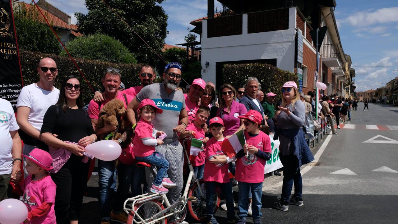 Santhià si veste di rosa per il Giro d’Italia, domani tocca a Vercelli ...