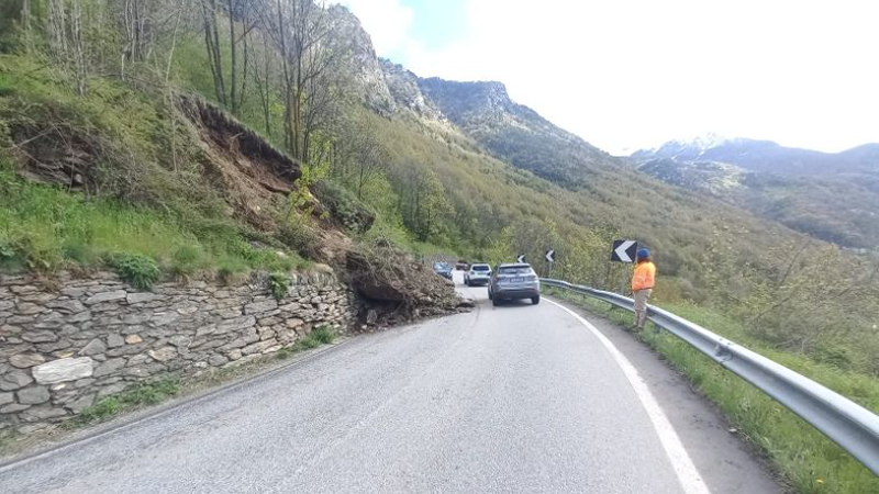 Fenestrelle, per una frana si procede in senso alternato sulla strada ...
