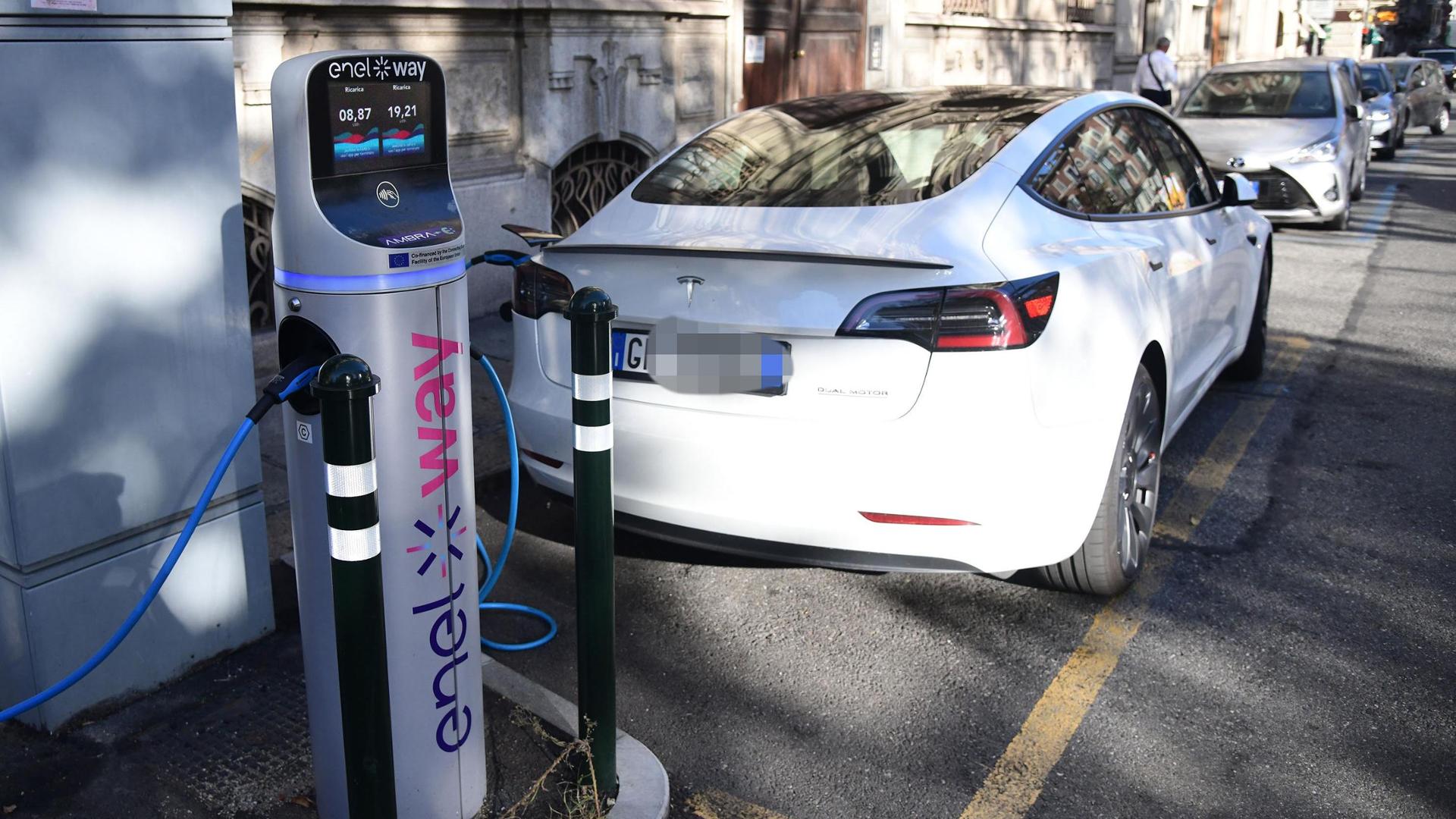 Giovanni Crosetto sull'auto elettrica: "Un regalo ai cinesi” - La Stampa