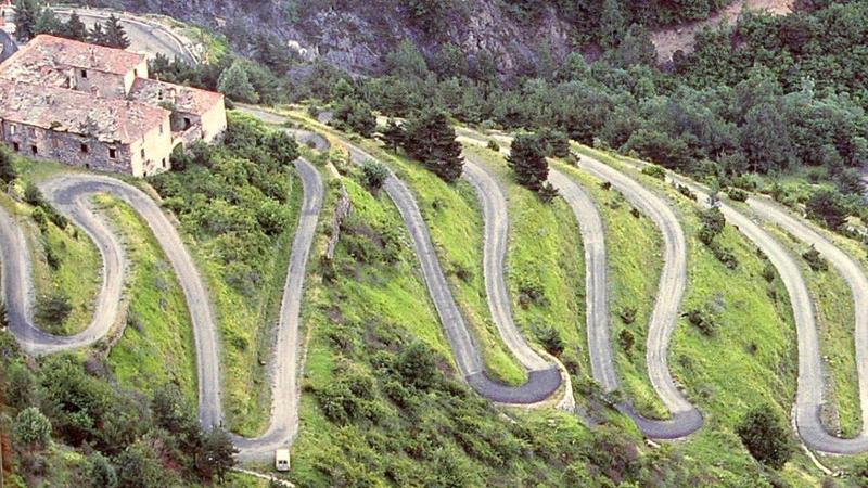 Riapre la strada che unisce Italia e Francia con 46 tornanti - La Stampa
